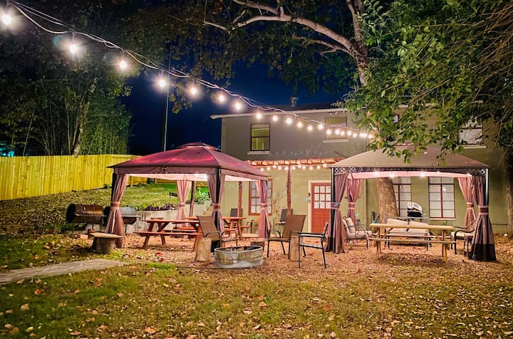 Lago & Posada Haus (Sleeps 16)- Wundercove Cottage - New Braunfels, TX