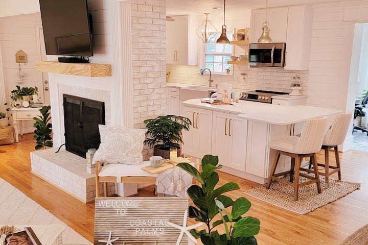 Coastal Palms Home Nestled Between Beach&riverwalk - Wilmington, NC