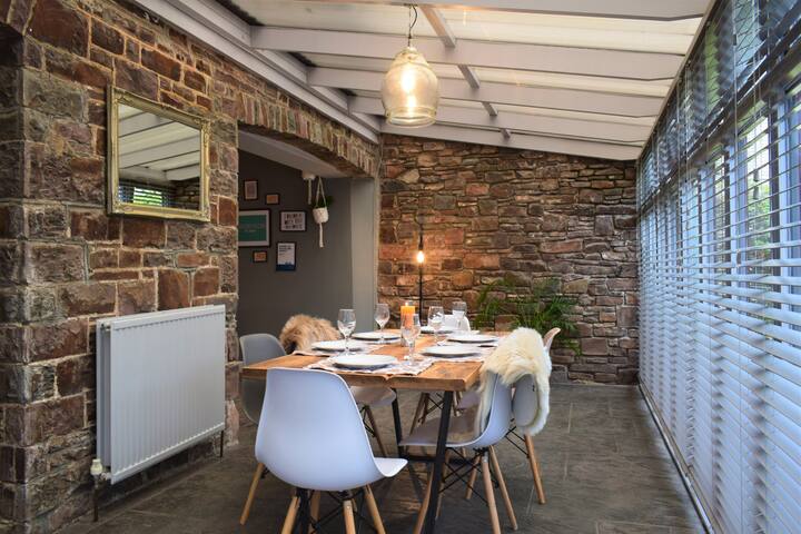 ‘Goodison’ Spacious Cottage, Shared Pools/hot Tub - North Devon District