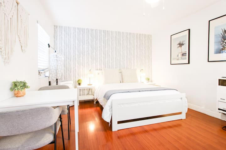 Cozy Studio In Santa Monica Art District- Pets Ok! - Santa Monica