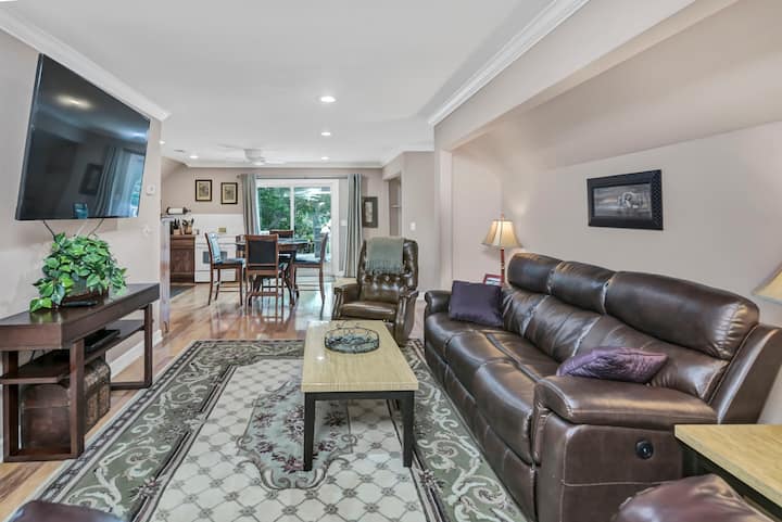 Beautiful & Spacious With Hot Tub, Game Room & More. Large Yard Near The Dam! - Lexington, SC