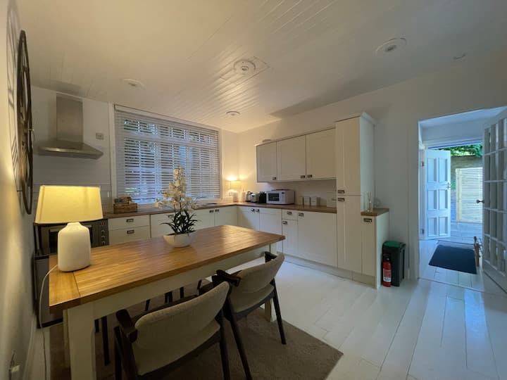 Spacious Studio, Patio, Parking, Walk To Beach - Bournemouth