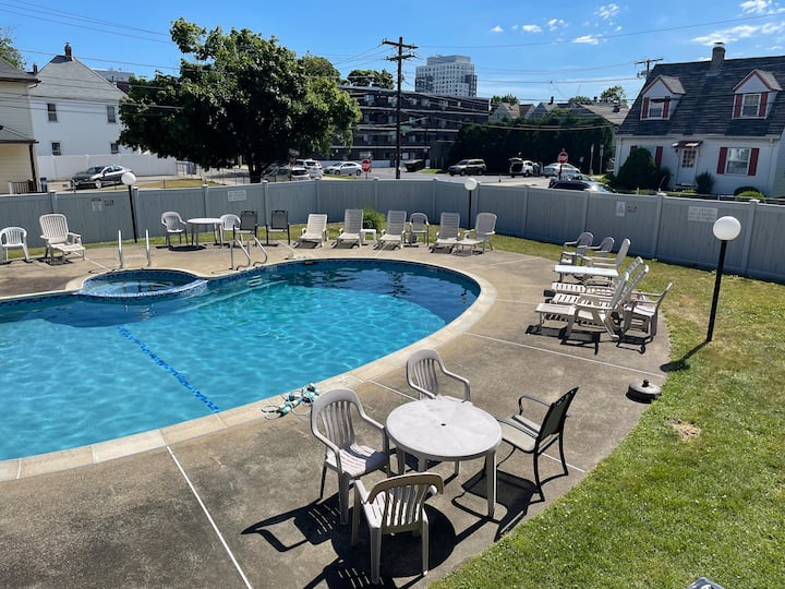 Sunlit Renovated Studio With Off Street Parking - ニュートン, MA