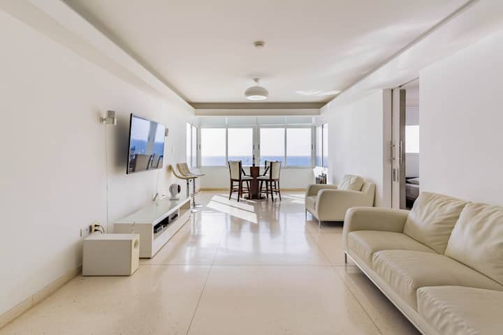 Malecon Penthouse Ocean Views! Free Wi-fi - Havana
