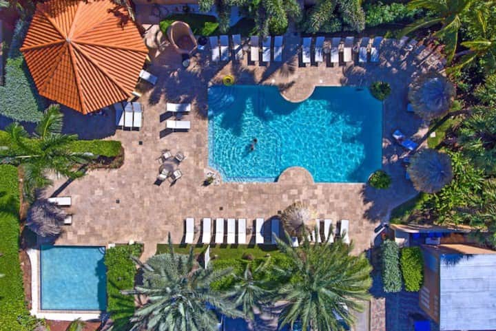Modern 2 Bedroom / 2 Bathroom Condo In Gold Coast - Aruba