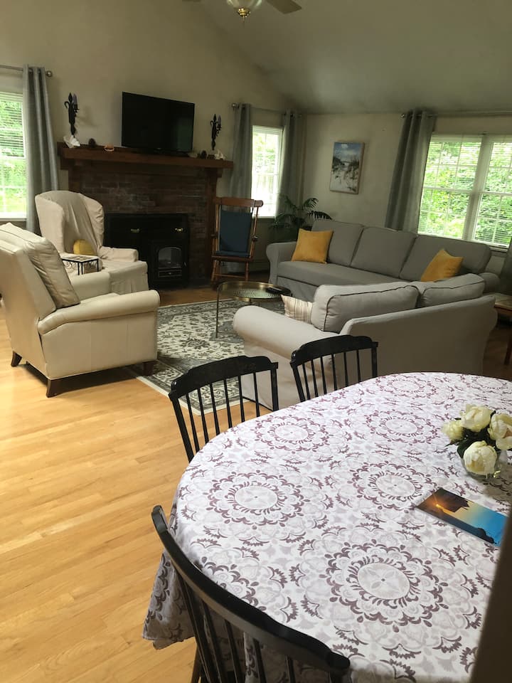 Near Beaches & Dining, Quiet Area - Falmouth, MA
