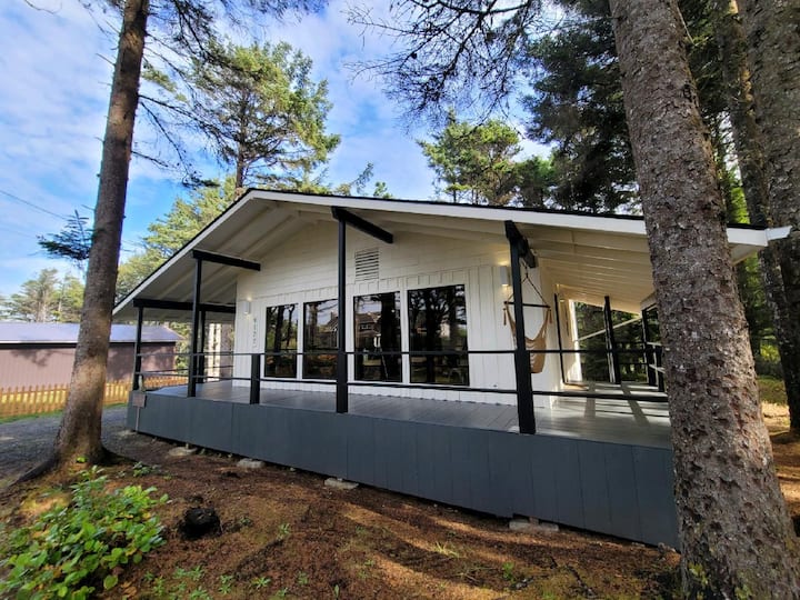 Summer Breeze Cabin Near Oregon Coast Aqarium - Newport, OR