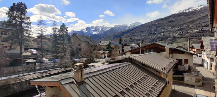 Grand 2 Pièces, Avec Grand Balcon Ensoleillé - Briançon