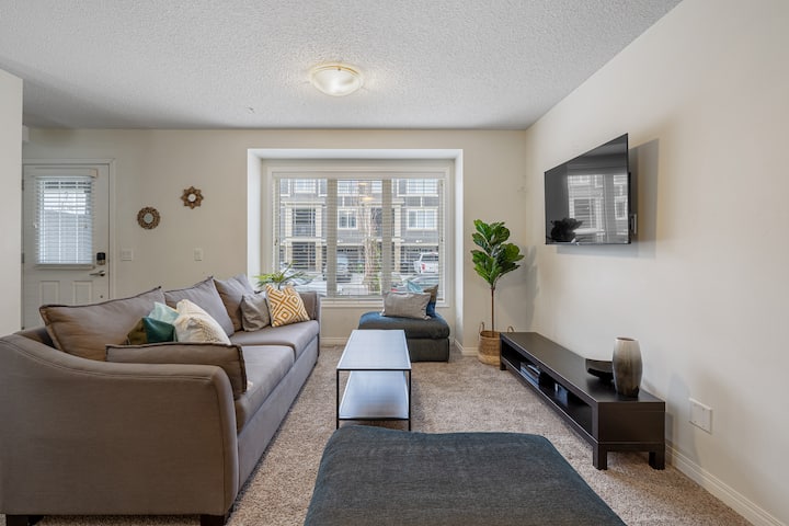 Spacious Suburban Row Home. Garage, Cable, Patio + - Calgary