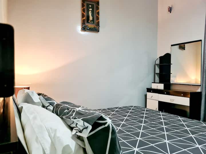 Chambre & Salon Climatisés à Dakar – Proche Mer - Dakar