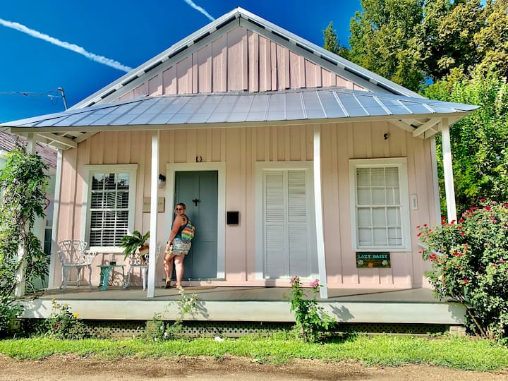 'Lazy Daisy' Charming Two Bedroom Cottage! - Natchez, MS