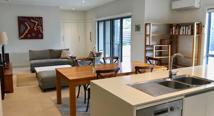 Spacious Modern Townhouse In Great Location - Canberra