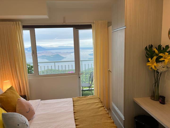 Ezra's Haven: 23flr+balcony+taal Lake View+netflix - Tagaytay