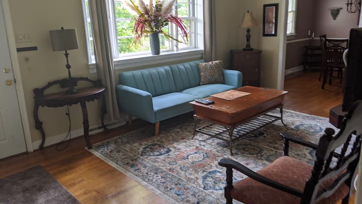 Cozy 3 Bed 2 Bath , Pet Friendly Home - Richmond, VA