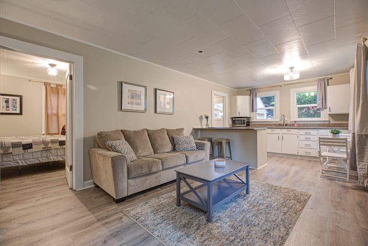 Charming Cottage In Park Like Setting - Happy Valley, OR