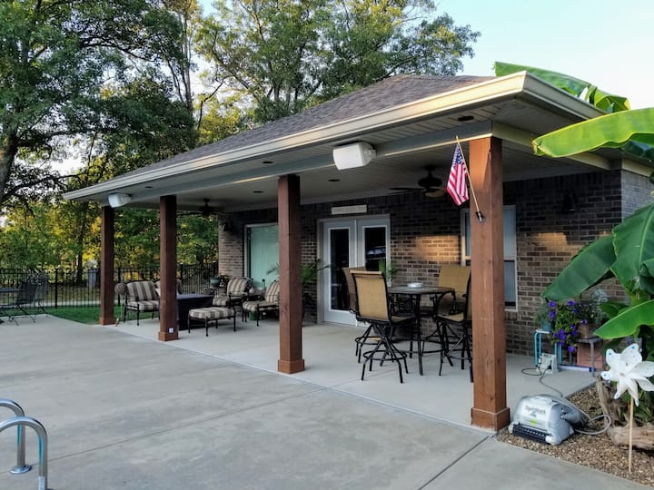 Frey's Rustic Dive / Poolhouse - Bowling Green, KY