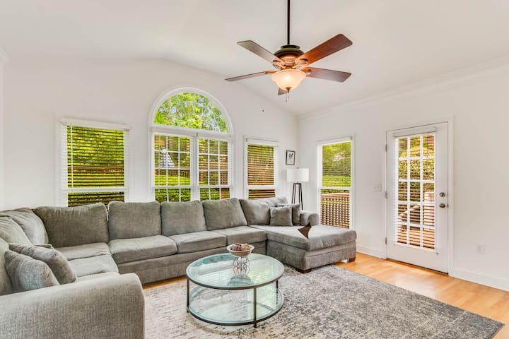 Luxury 5br Oasis, Sleeps 10, Pool, Office, Deck - Conyers, GA