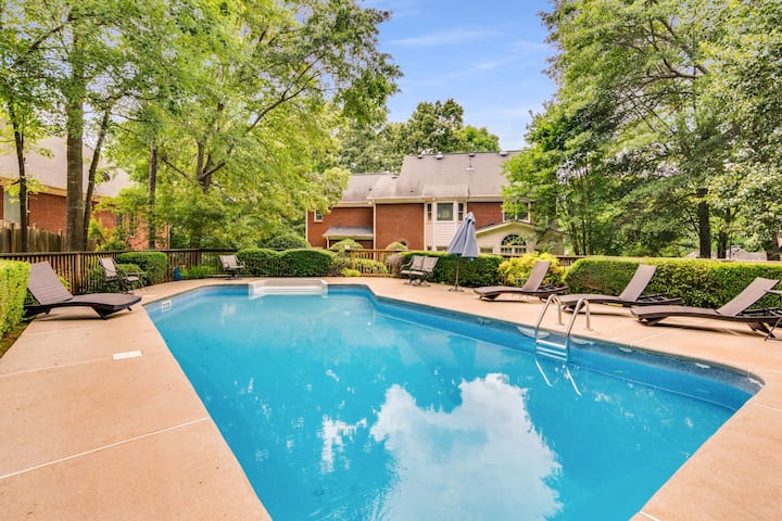 Serene Poolside Oasis 5 Br, Office, Luxe Amenities - Conyers, GA