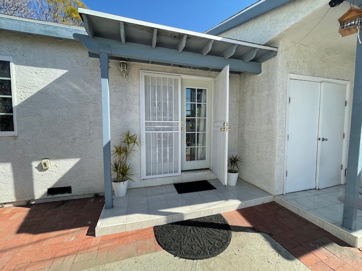 Lovely Modern And Private Studio With Jacuzzi Tub - Burbank, CA