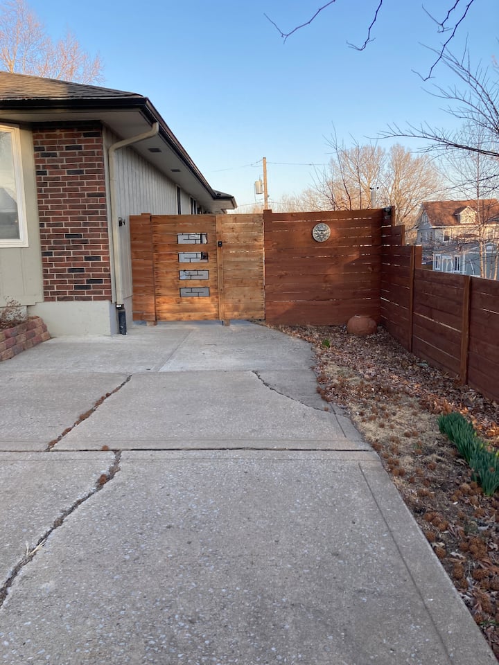 Fully Furnished Secure Apartment - Arrowhead Stadium - Kansas City