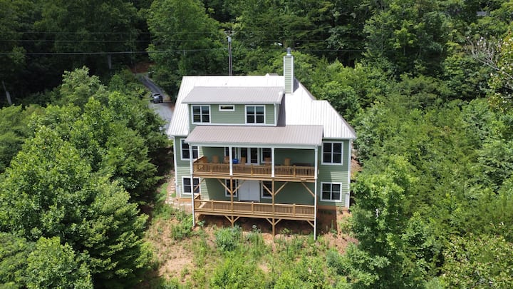 Stunning Long Range Mountain Views - 4 Br & 3 Ba! - Asheville, NC