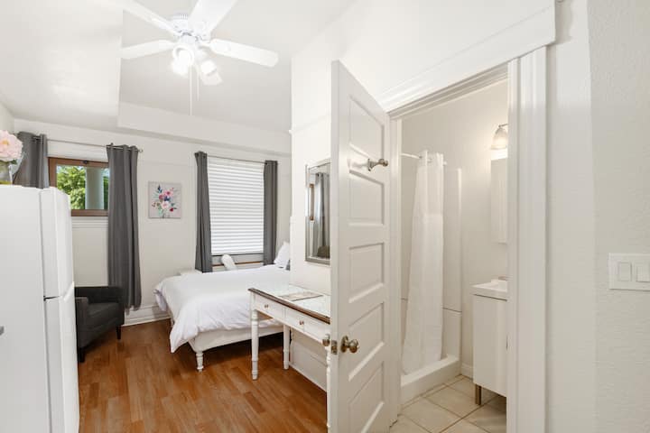 Room 108 - Hawthorne Historic Inn - San Diego, CA