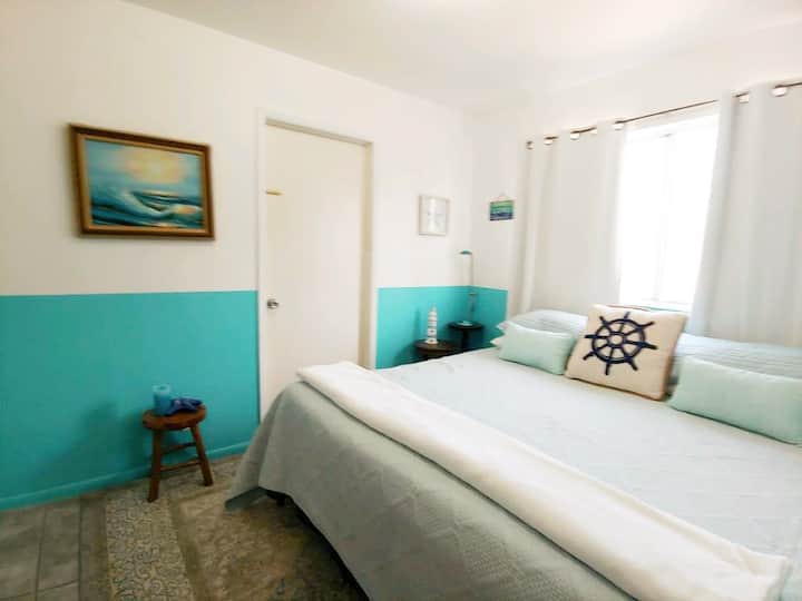 Private Room, King Bed, Shared Bath (Airbnb), Pool - Isla Vista, CA