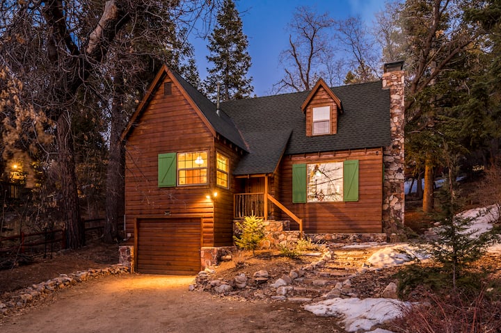 Time Capsule Cabin, Retro Charm, Hot Tub, Yard. - Big Bear Lake