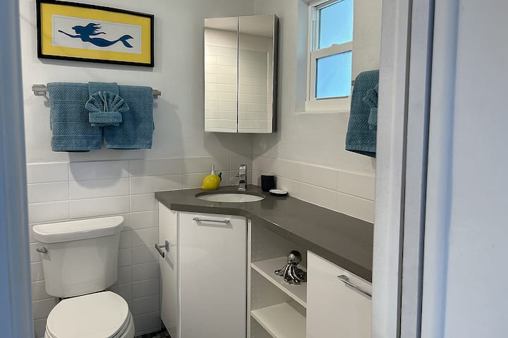 Key Colony Beach Luxury Condo, New Modern Interior - Marathon, FL