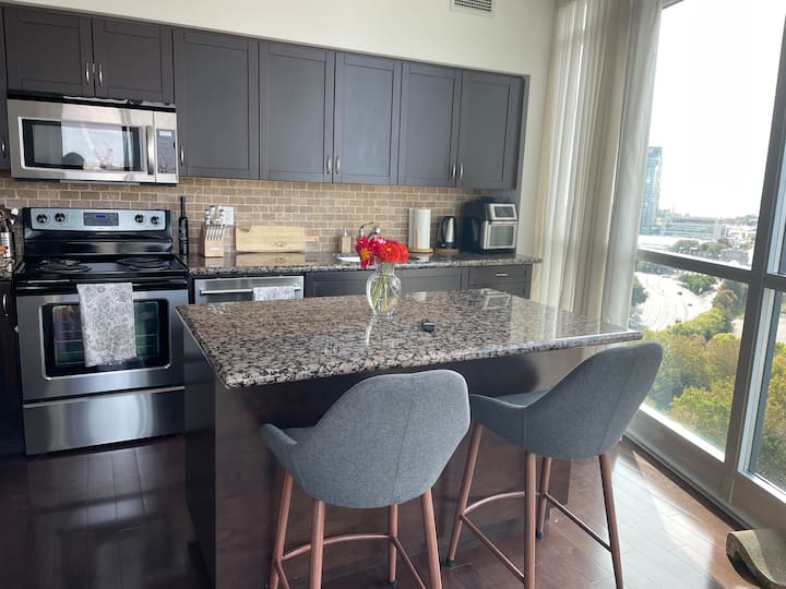 2br Downtown Condo, Lake & City View, Free Parking - Toronto, ON