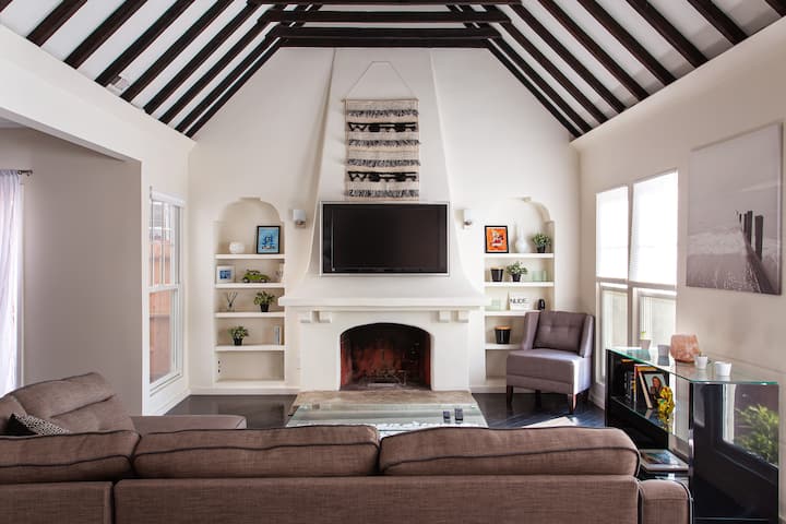 Melrose Place | Vaulted Ceilings - Beverly Hills, CA