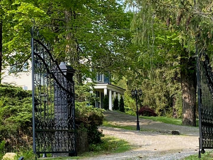 Magnificent Historic Mansion Near Beacon - Poughkeepsie, NY