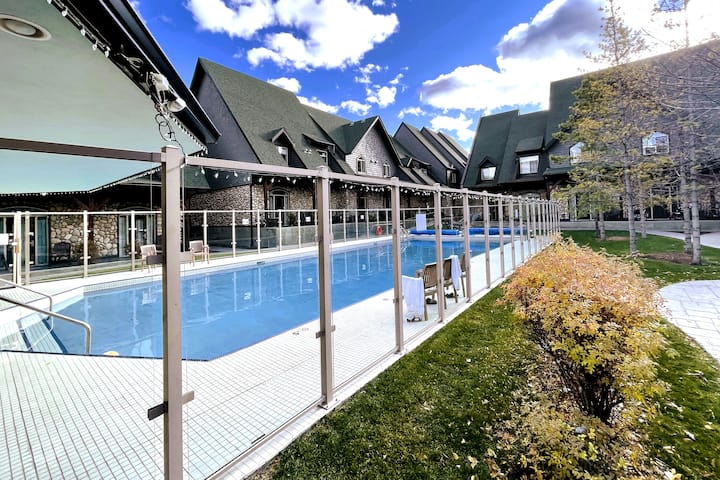 Mountain Chalet At Mystic Springs Pool & Hot Tub! - キャンモア