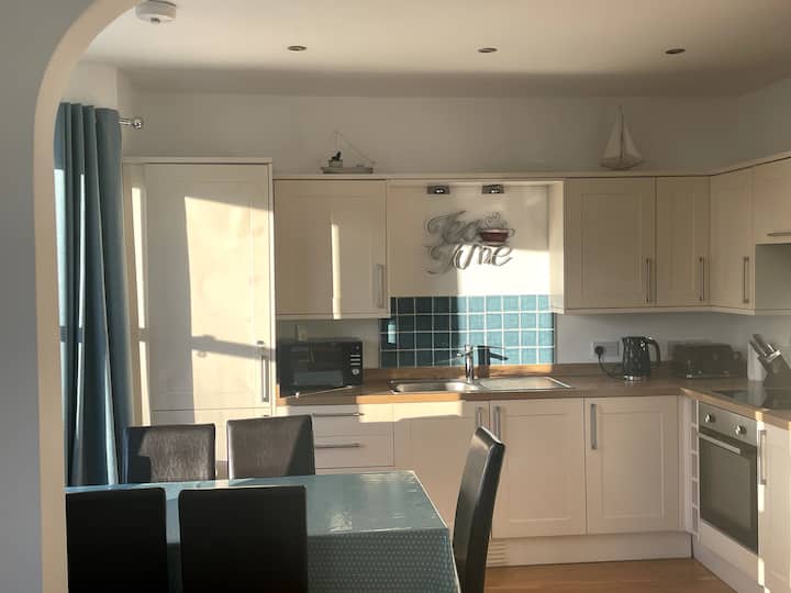 Pier Retreat - 3 Bed Modern Maisonette Nr Sea - 布羅德斯泰爾