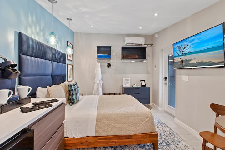 Poolside Hideaway: En-suite # 2 - Orlando