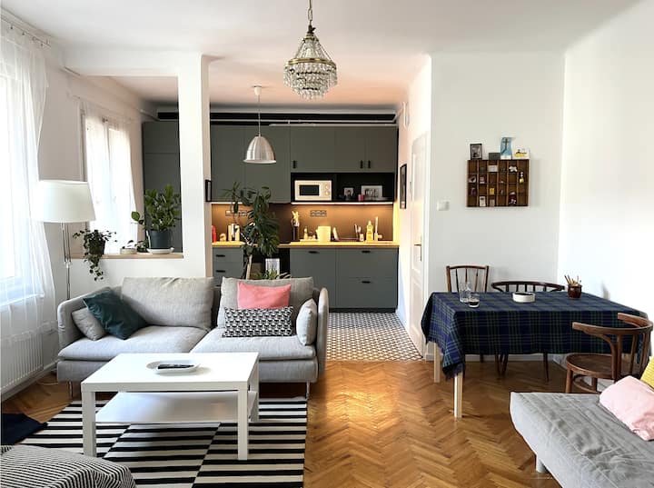 Bright Central Spacious Design Apt- Quiet & Homey - Budapest