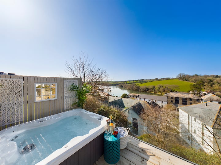 Prime 2-bed Haven With Water View, Hot Tub Bliss - Kingsbridge