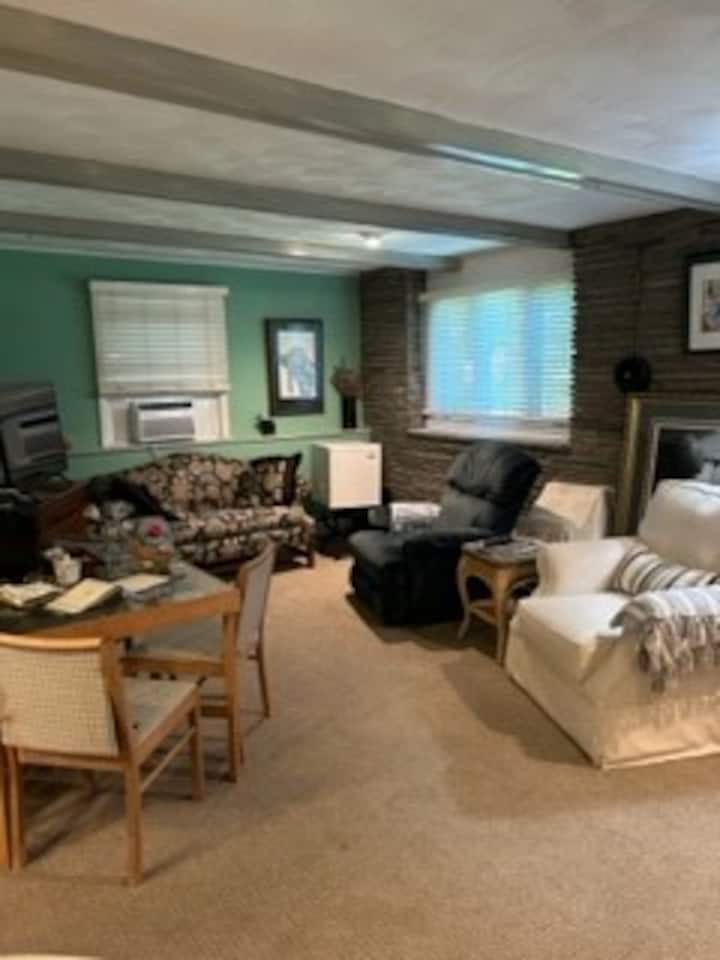 Cozy Retreat With Your Own Private Floor. - Geneva