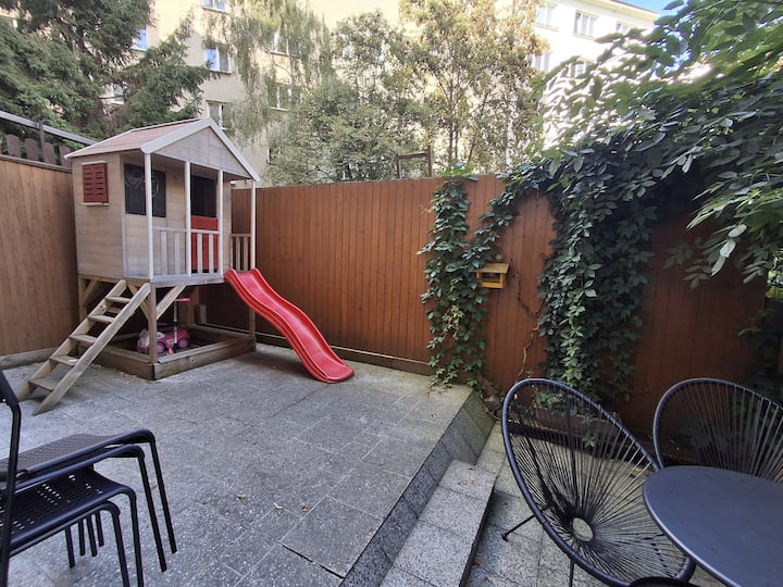 Cozy Home With Terrace - Prag