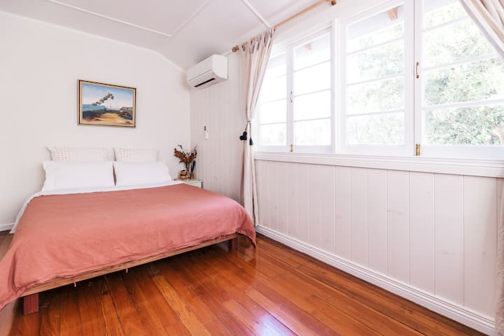 Little Railway Cottage - Pet friendly - Pool - Cottages for Rent in ...