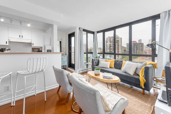 Pet Friendly! Chic Beach Ave 2 Bed 2 Bath & Park - Vancouver