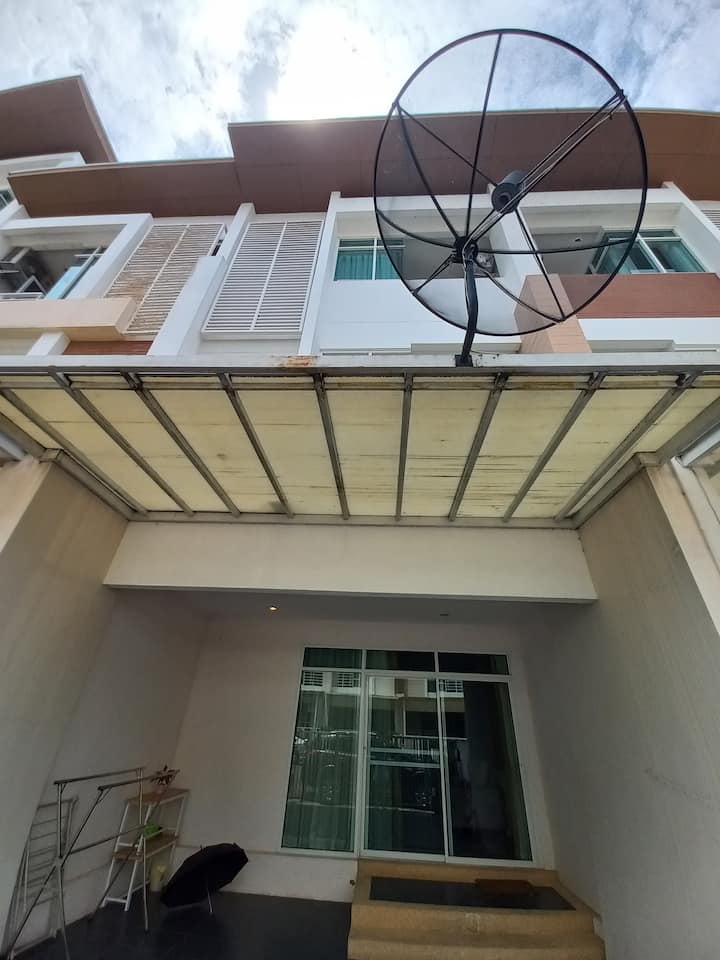 Jomtiean Beach Home - 3 Br, 2.5 Bath, 200 M- Beach - Pattaya