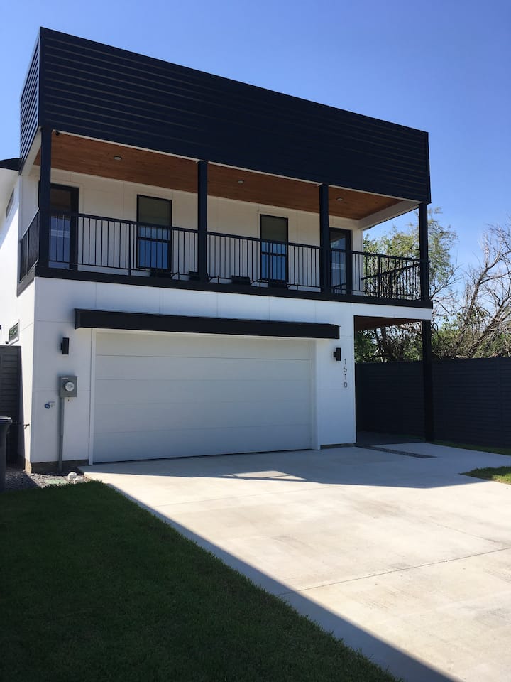 House Of Music - Modern + Contemporary Dallas Home - Dallas, TX