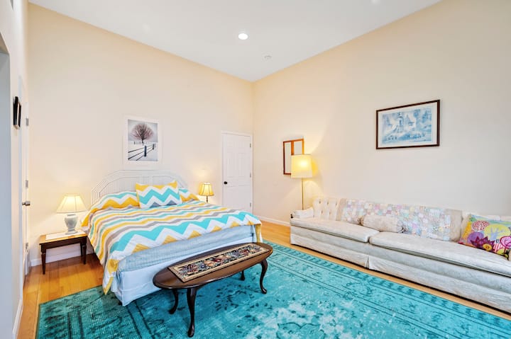 The Nomad | Huge Room, Great Location - Philadelphia, PA