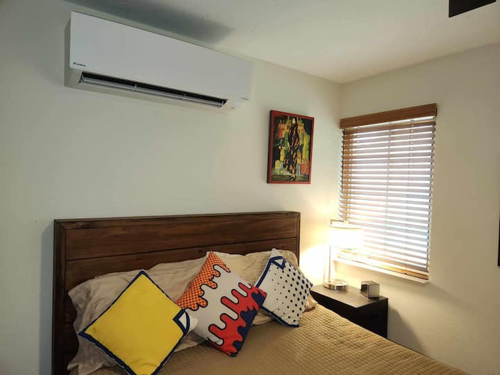 Modern Private Apartment 1 Block From Sarasota Bay - Sarasota, FL