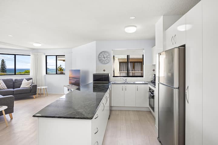 Walk To Waves & Restaurants – Perfect For Families - Sunshine Coast