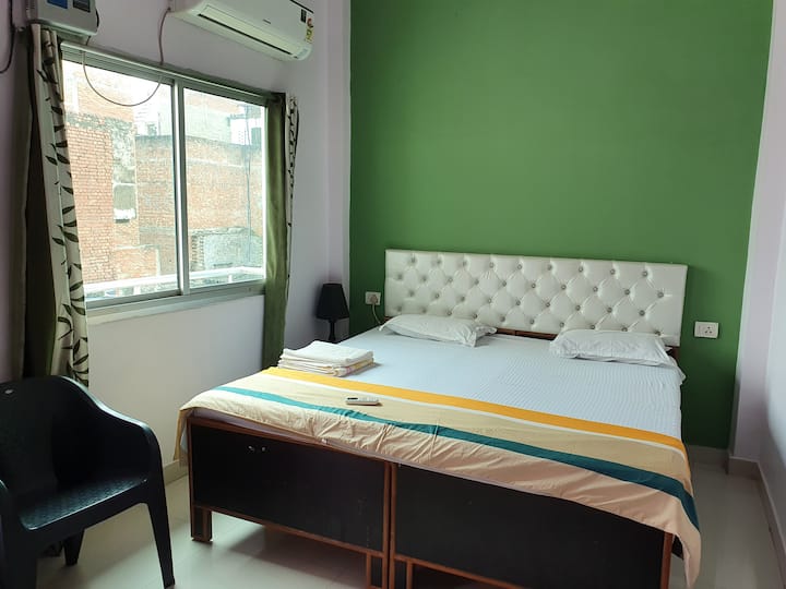 Room With Balcony And Near To Ganga River - Varanasi