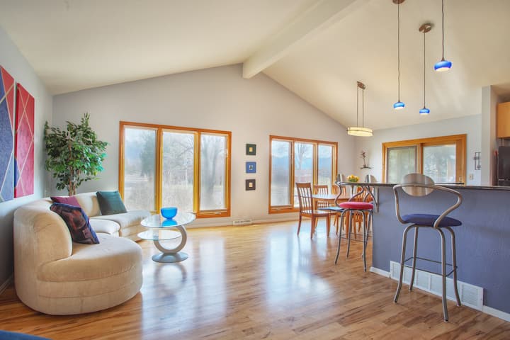 5 Bedroom, 3 Bath ~ Sleeps 12, Great For Families - Boulder, CO