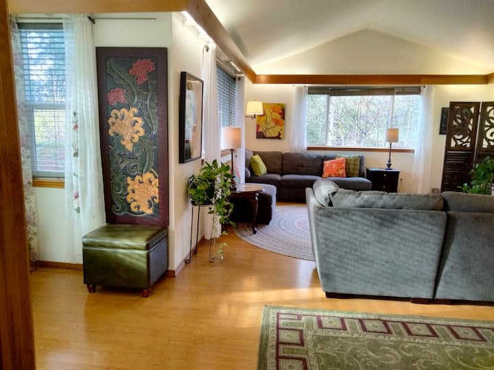 Huge, Bright. Vaulted Ceilings. Views. *Generator* - State of Washington