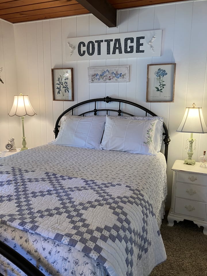 Boutique Bayfront Cottage W/ Stunning Water Views - Coos Bay, OR